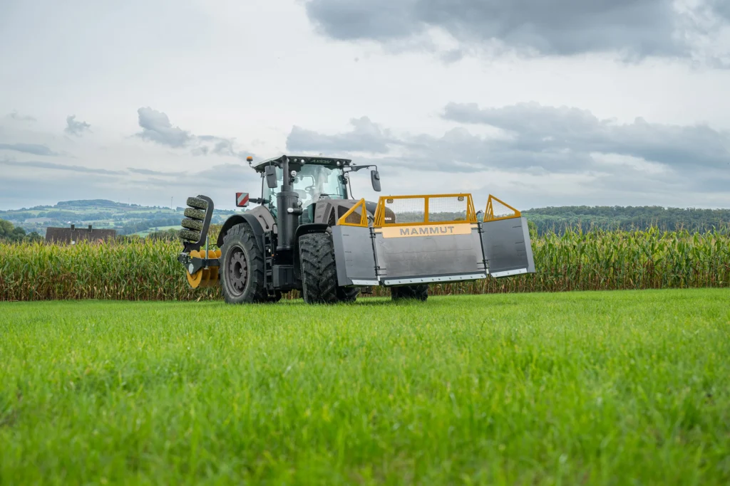 Silage dozer blade for maximum efficiency when harvesting corn